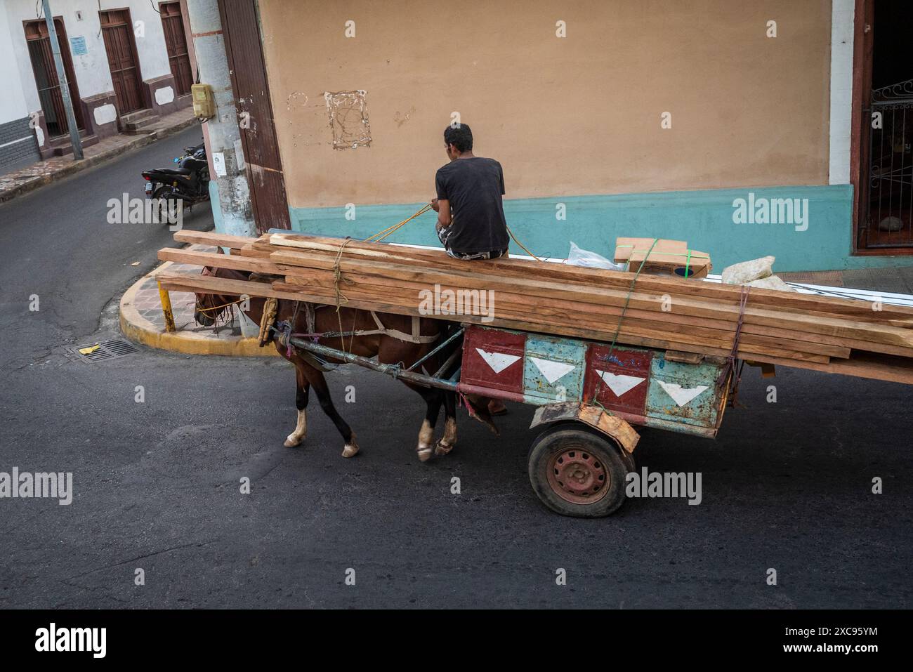 Poor horse pulling a heavy cart, Leon, Nicaragua Stock Photo - Alamy
