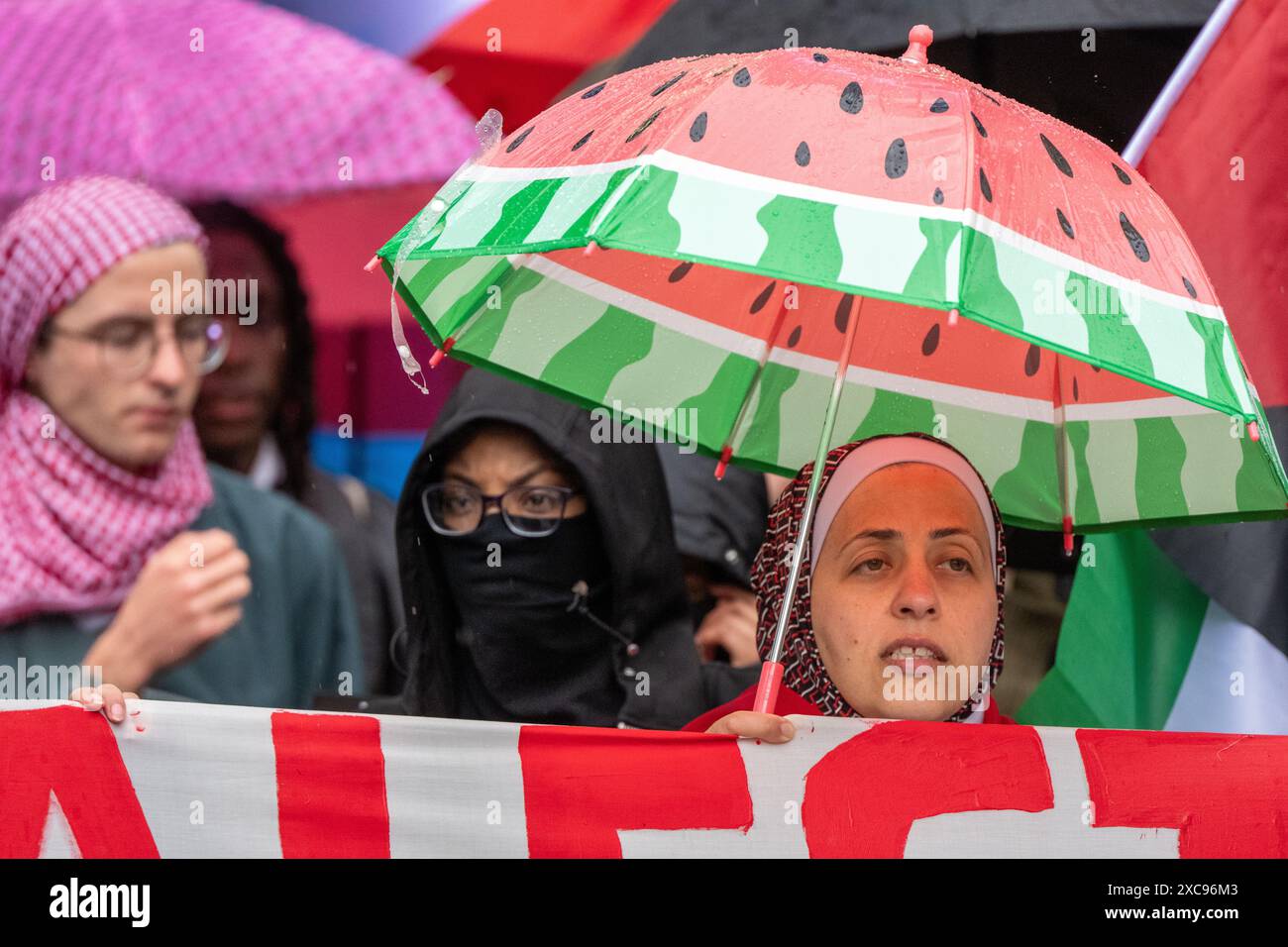 Woman from gaza hi-res stock photography and images - Alamy
