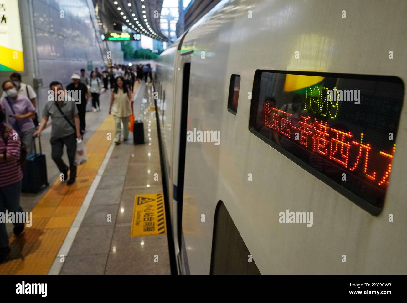 (240615) -- BEIJING, June 15, 2024 (Xinhua) -- The high-speed sleeper ...