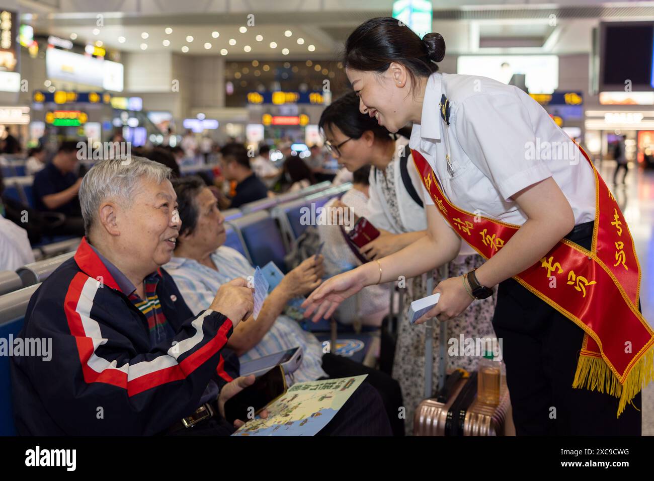 (240615) -- SHANGHAI, June 15, 2024 (Xinhua) -- Staff members present ...