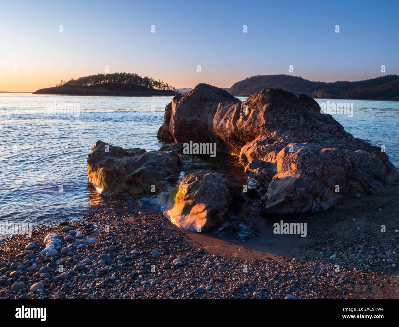 WA25336-00...WASHINGTON - Bedrock on the beach at West Point as the ...