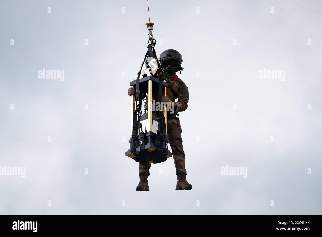 Delivery of the 24h of Le Mans trophy by helicopter before the race ...