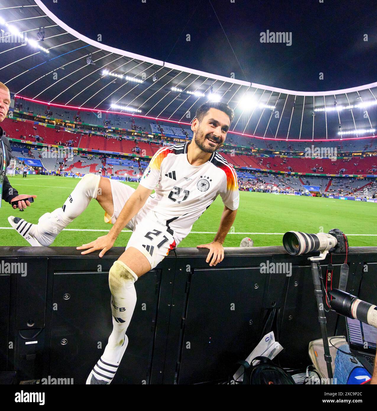 Ilkay Guendogan, DFB 21 with ankle injury goes to his wife Sara after ...