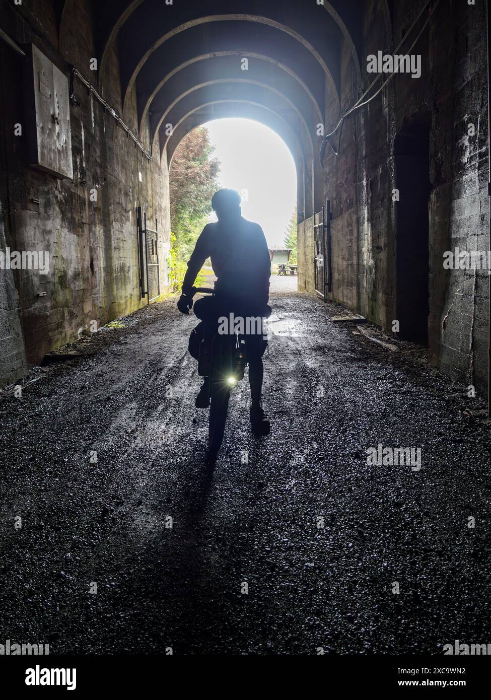 WA25381-00...WASHINGTON - Cyclist starting through the 2.3 mile long ...