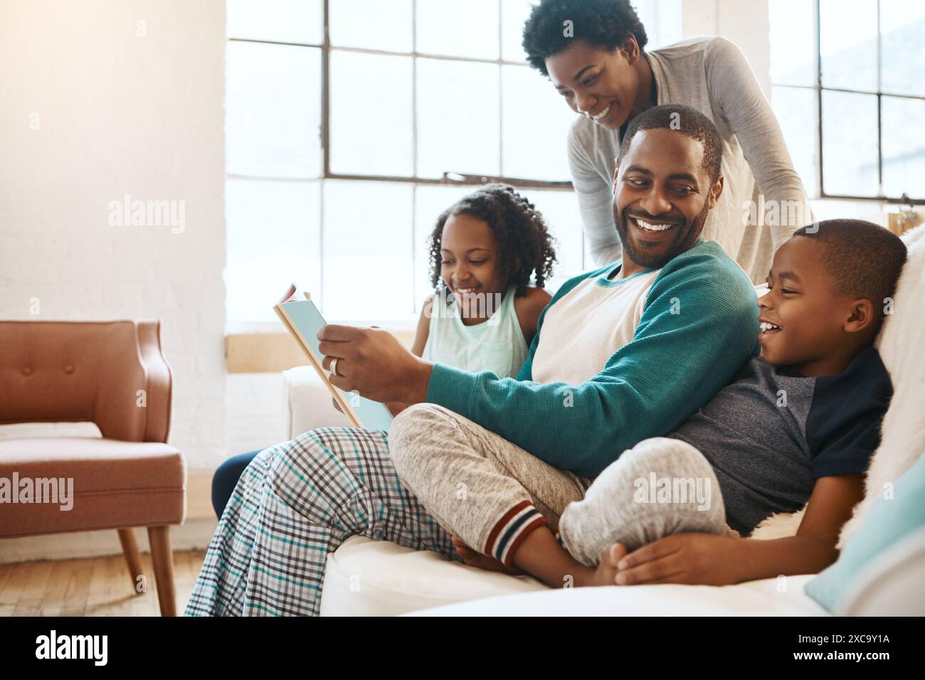 Reading bonding black family hi-res stock photography and images - Alamy