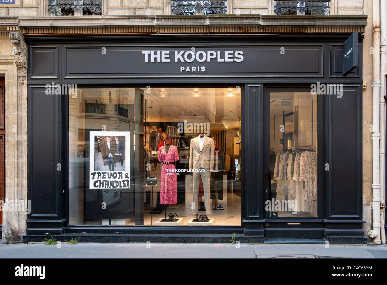 Paris clothes shop entrance sign hi-res stock photography and images ...