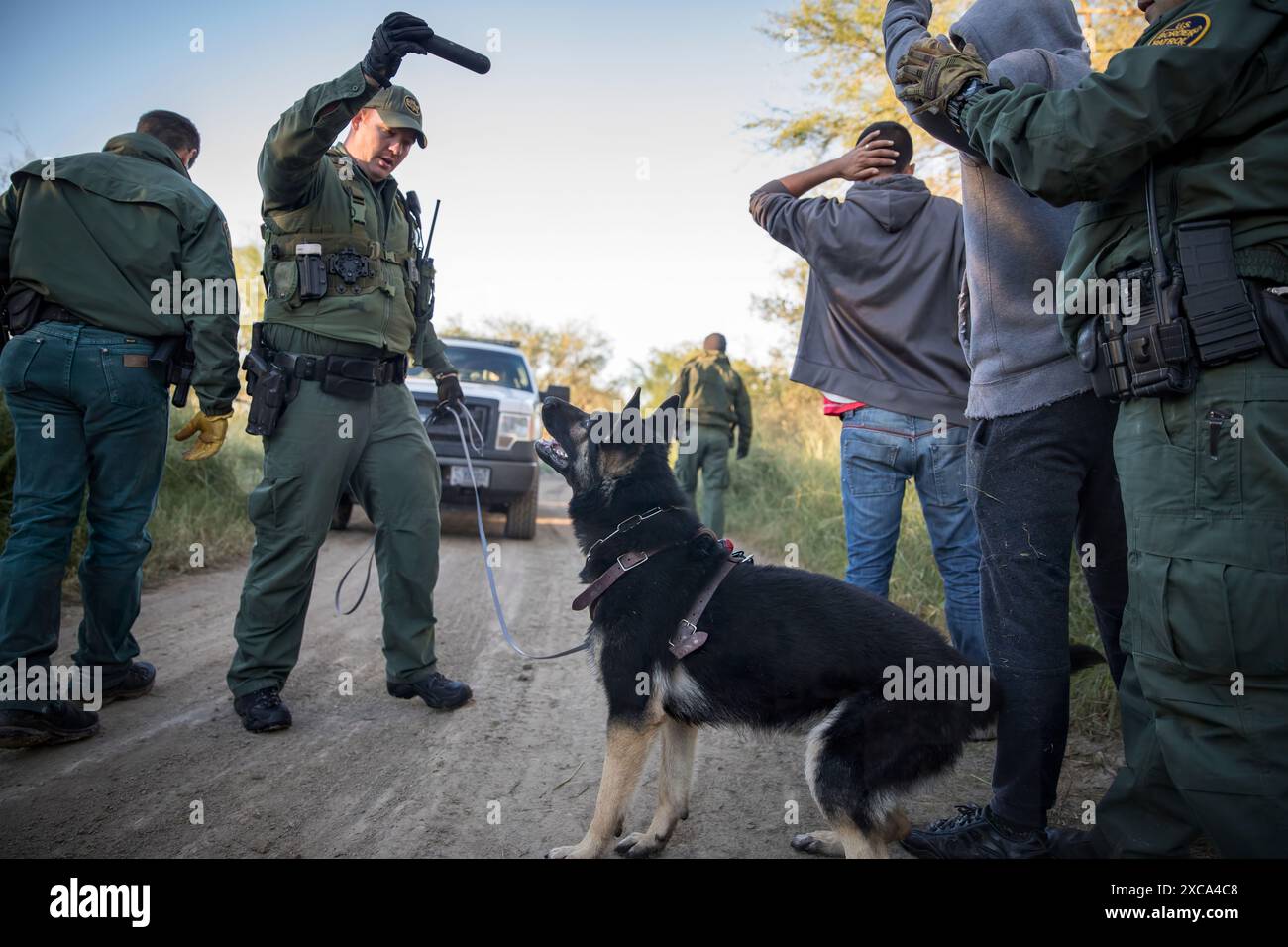 U.S. Border Patrol agents arrest illegal aliens attempting to enter the ...