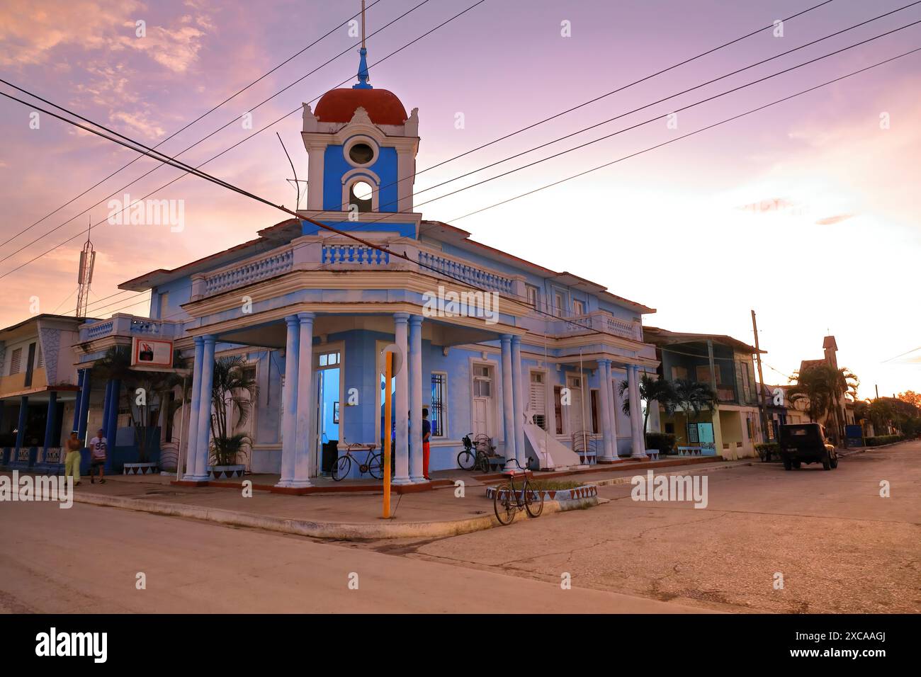 Curbside stationed hi-res stock photography and images - Alamy