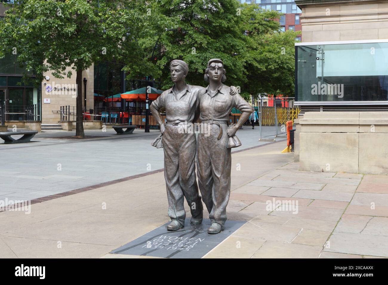 Women of Steel metal statue sculpture, Barkers Pool Sheffield city hall ...