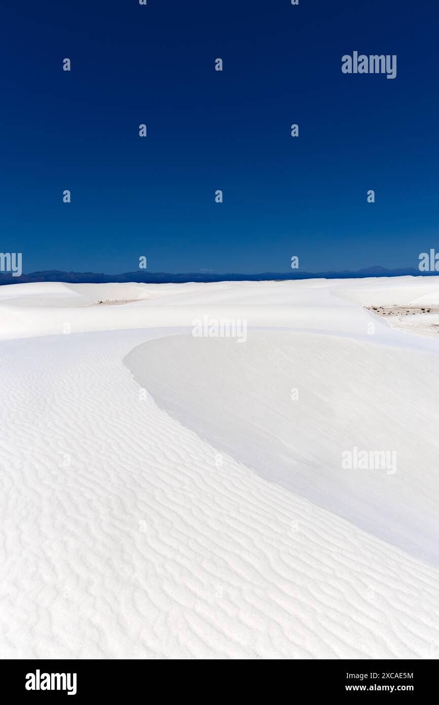 White sand dunes of the Alkali Flat at White Sands National Park, New ...