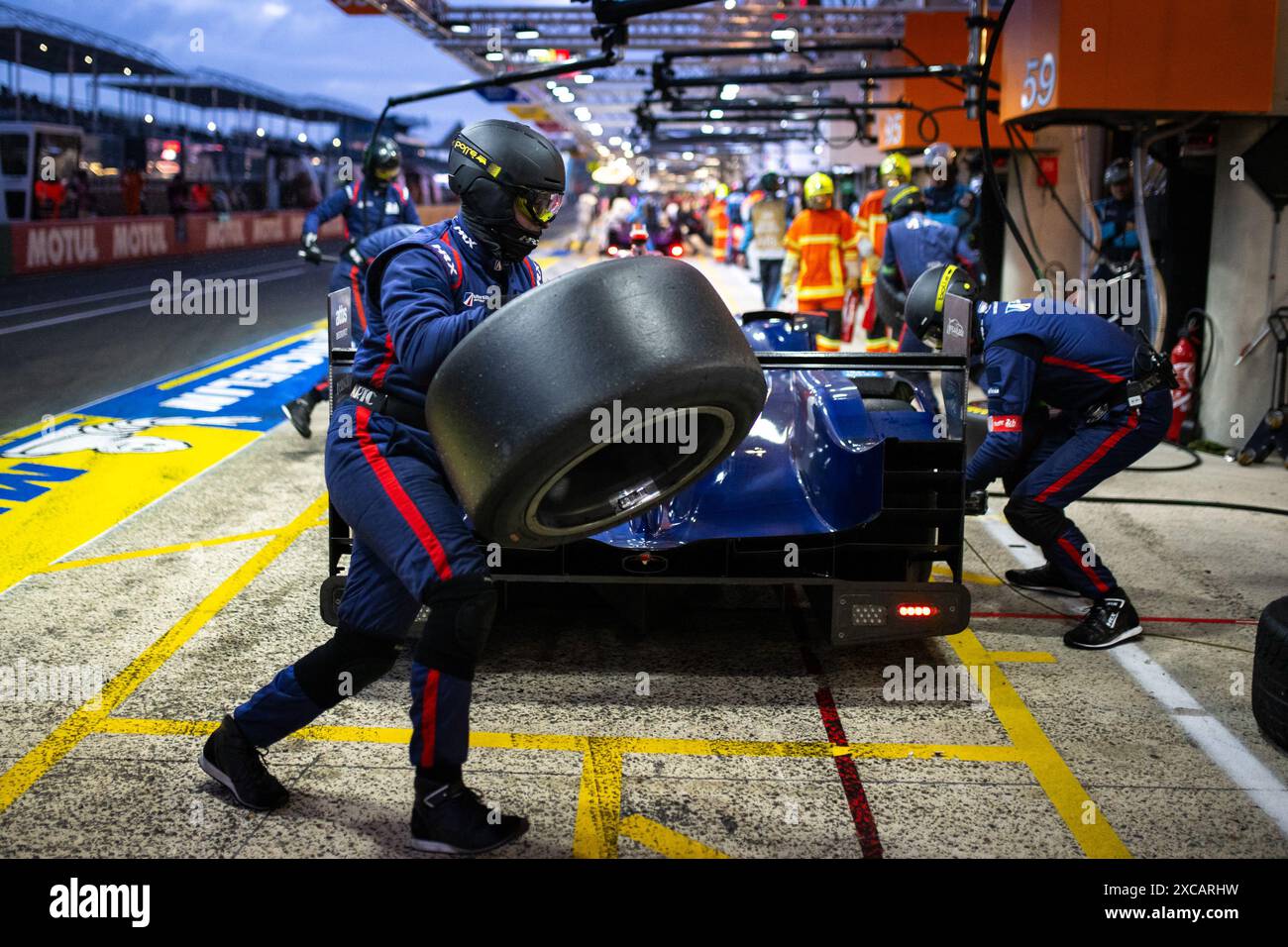 Le Mans, France. 15th June, 2024. United Autosports mechanic, mecanicien pitstop, arrêt aux ...