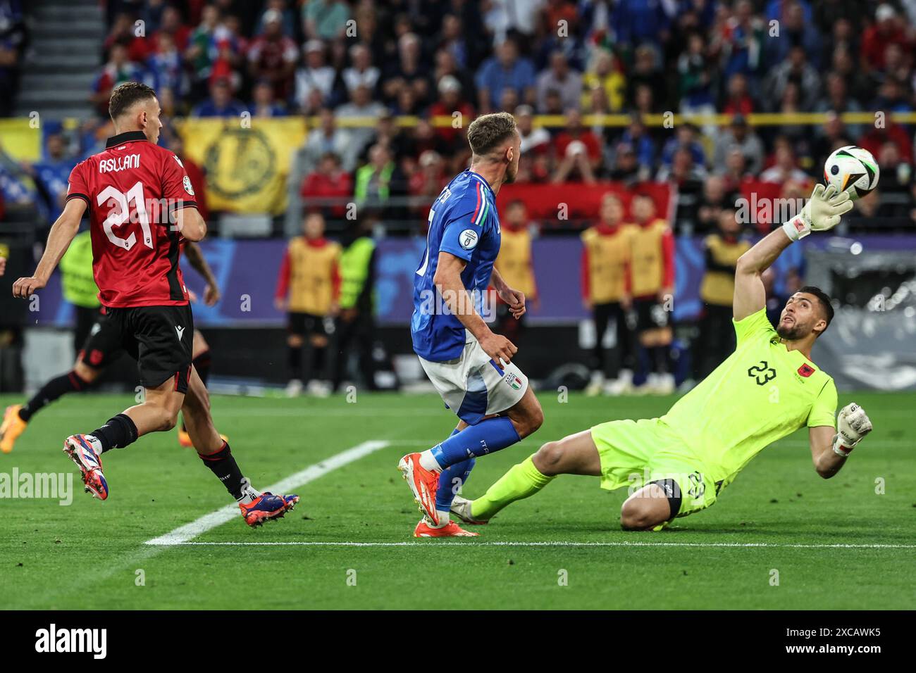 Dortmund. 15th June, 2024. Davide Frattesi (C) of Italy shoots during ...