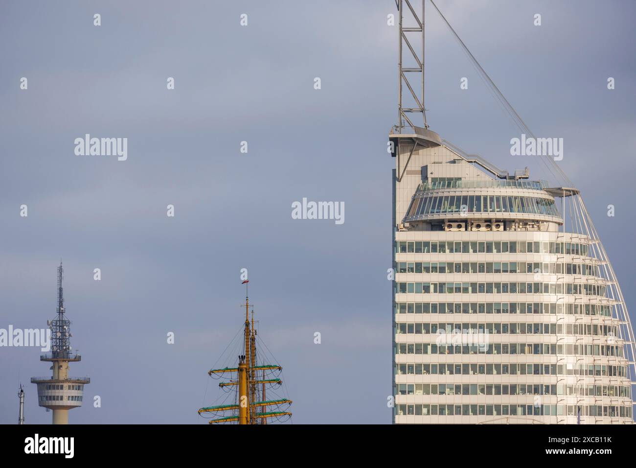 Modern mast hi-res stock photography and images - Alamy