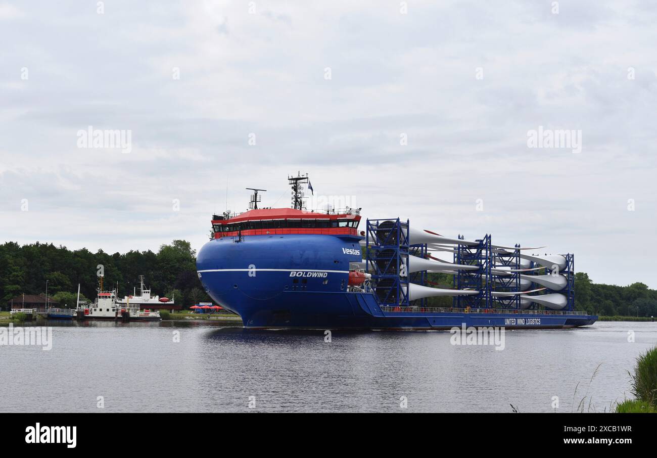 Cargo ship Boldwind transports rotor blades in the Kiel Canal near ...