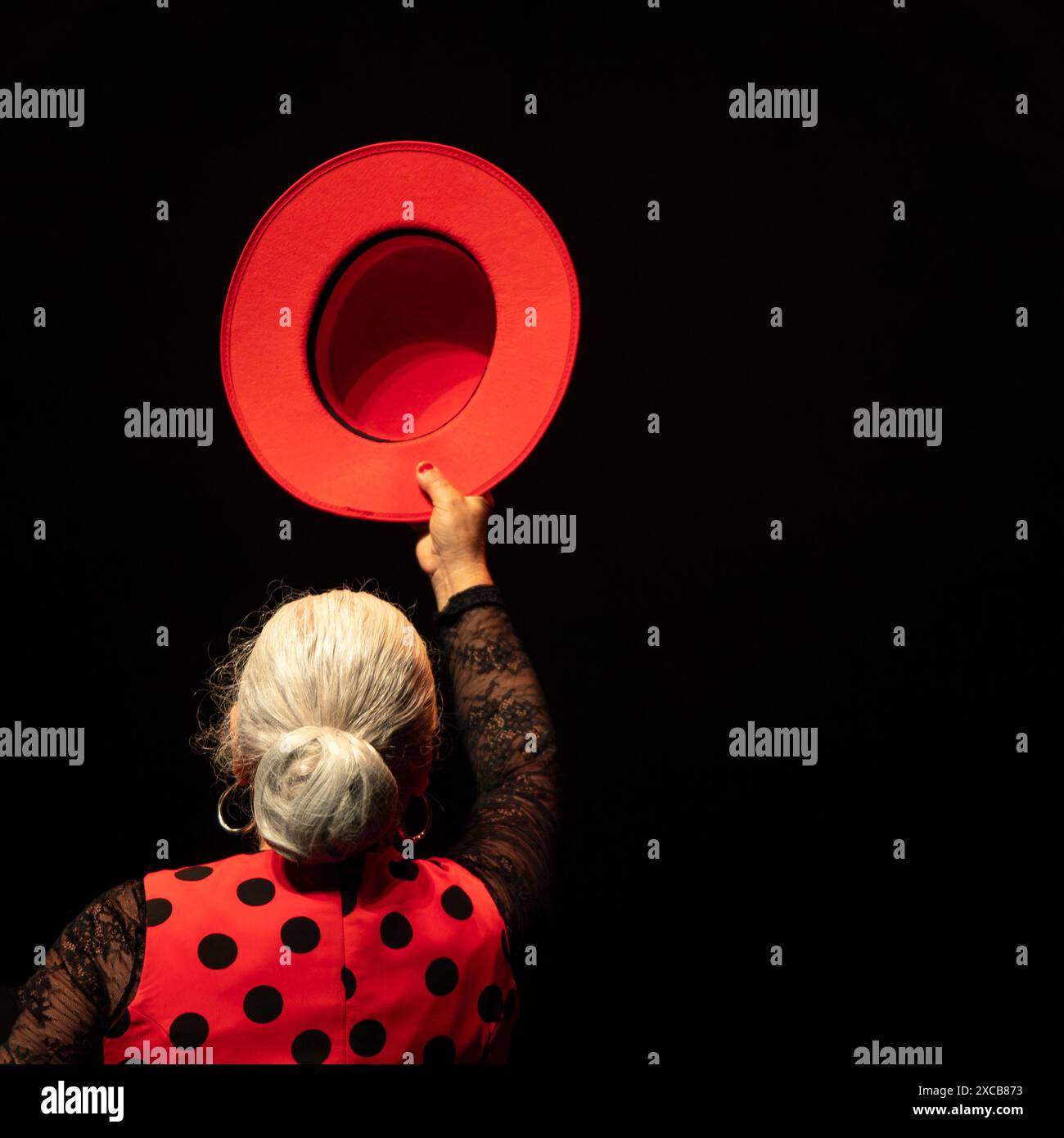 Dancer with red flamenco hat Stock Photo - Alamy