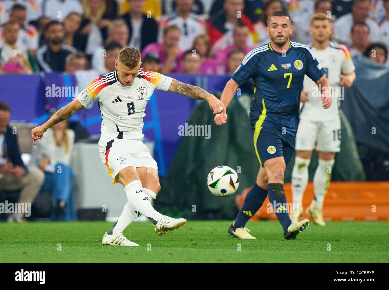 Toni Kroos, DFB 8 compete for the ball, tackling, duel, header ...