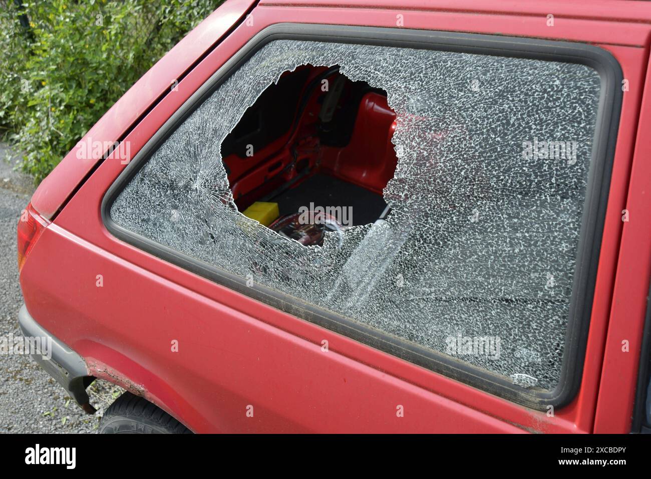 Scheiben eingeschlagen hi-res stock photography and images - Alamy