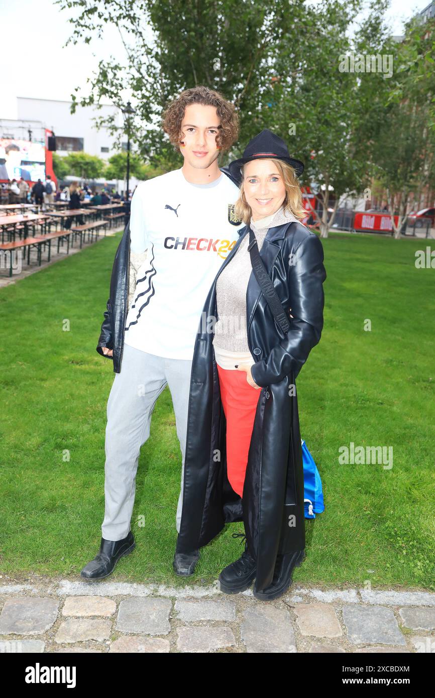 Tina Ruland und Sohn Jahvis Rahmoune bei der Ankunft zum EM-Public ...