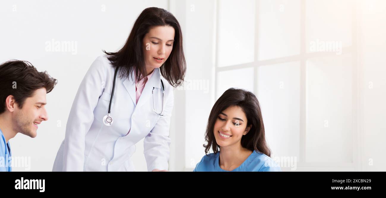 Chief doctor discussing diagnosis with interns and practitioners Stock ...