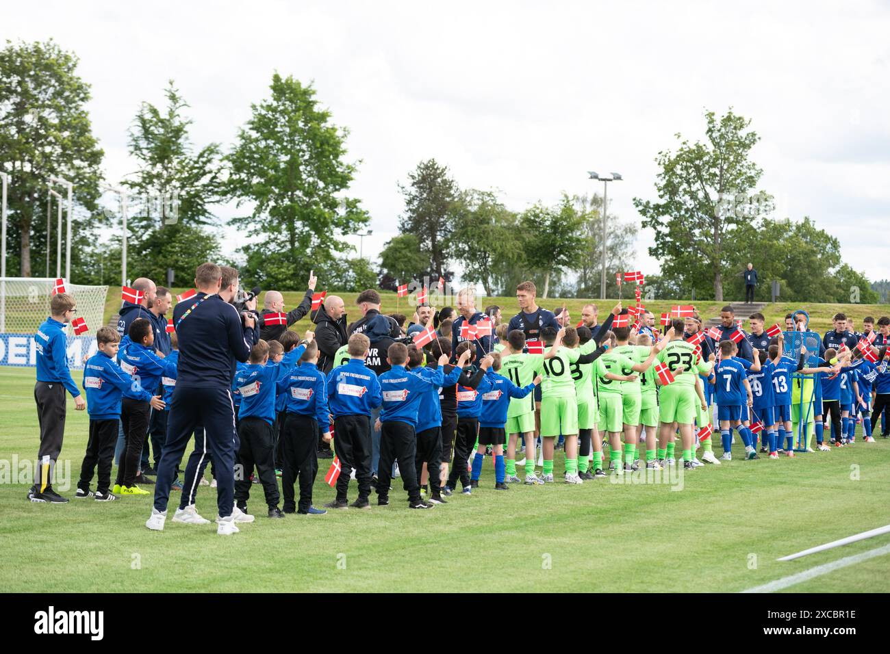 Jugendmannschaften begruessen die Spieler Oeffentliches Training Nationalmannschaft Daenemark ...