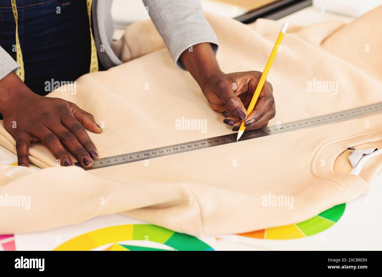 Scale cloth ruler hand hi-res stock photography and images - Alamy