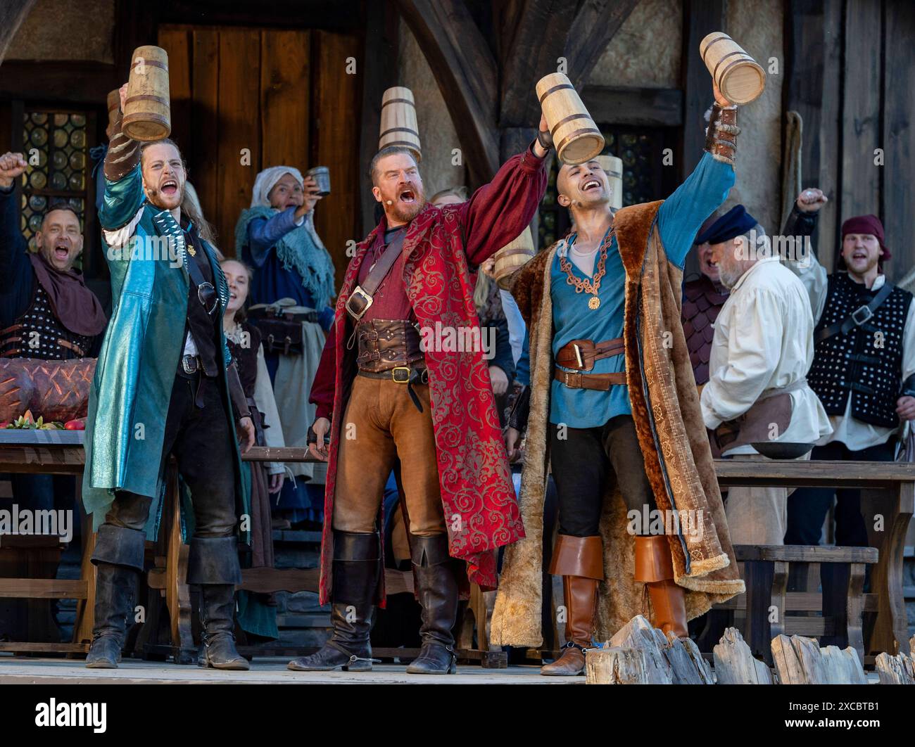 Premiere der Stoertebeker Festspiele 2024 Die Schauspieler Moritz ...