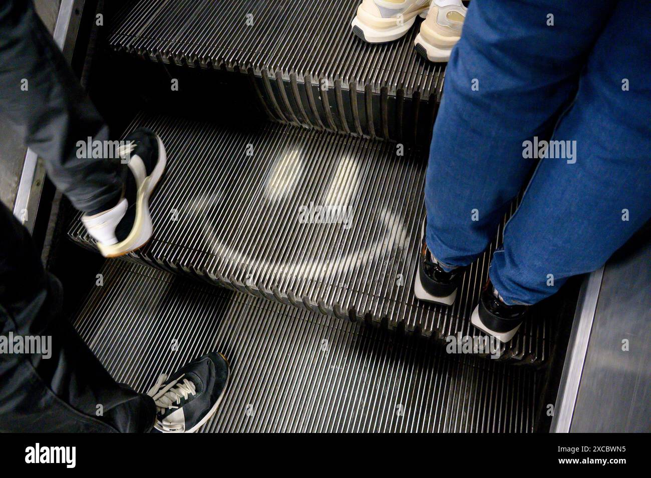 Smiling smiley hi-res stock photography and images - Alamy