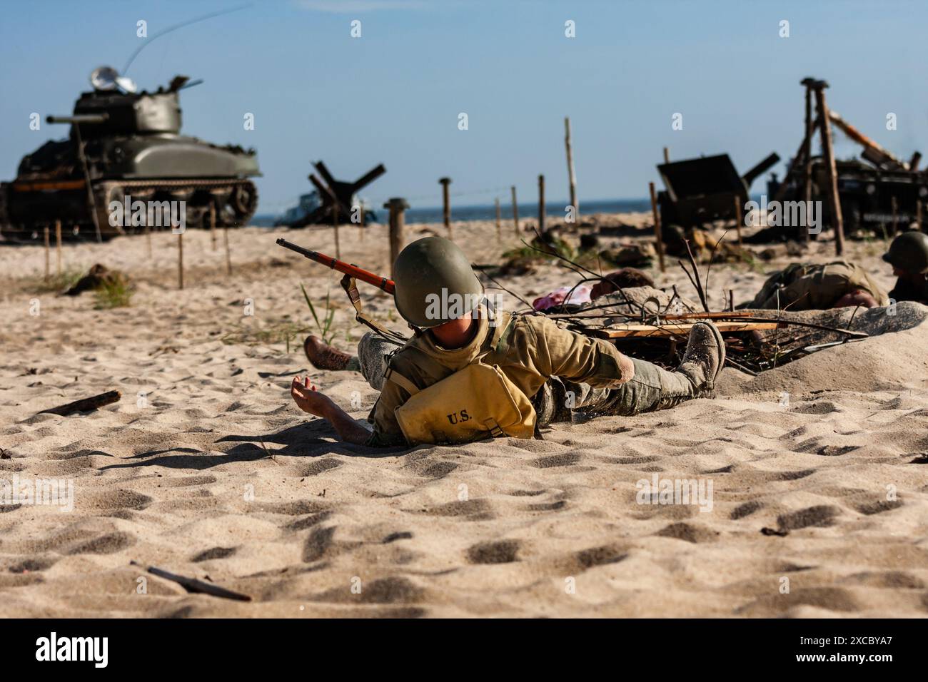 American soldiers fighting on the beach during the reconstruction of ...