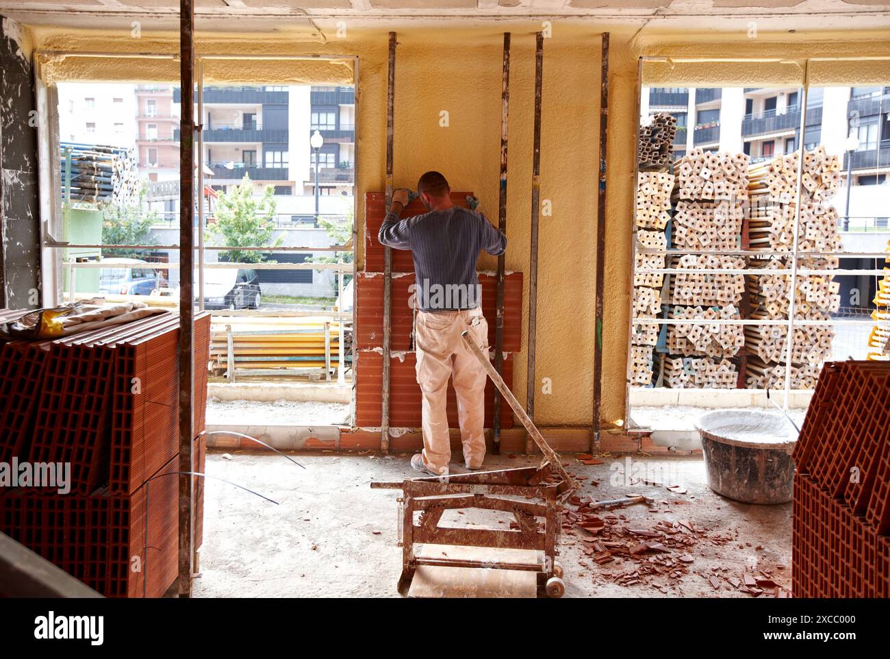 Building wall man brick rear hi-res stock photography and images - Alamy