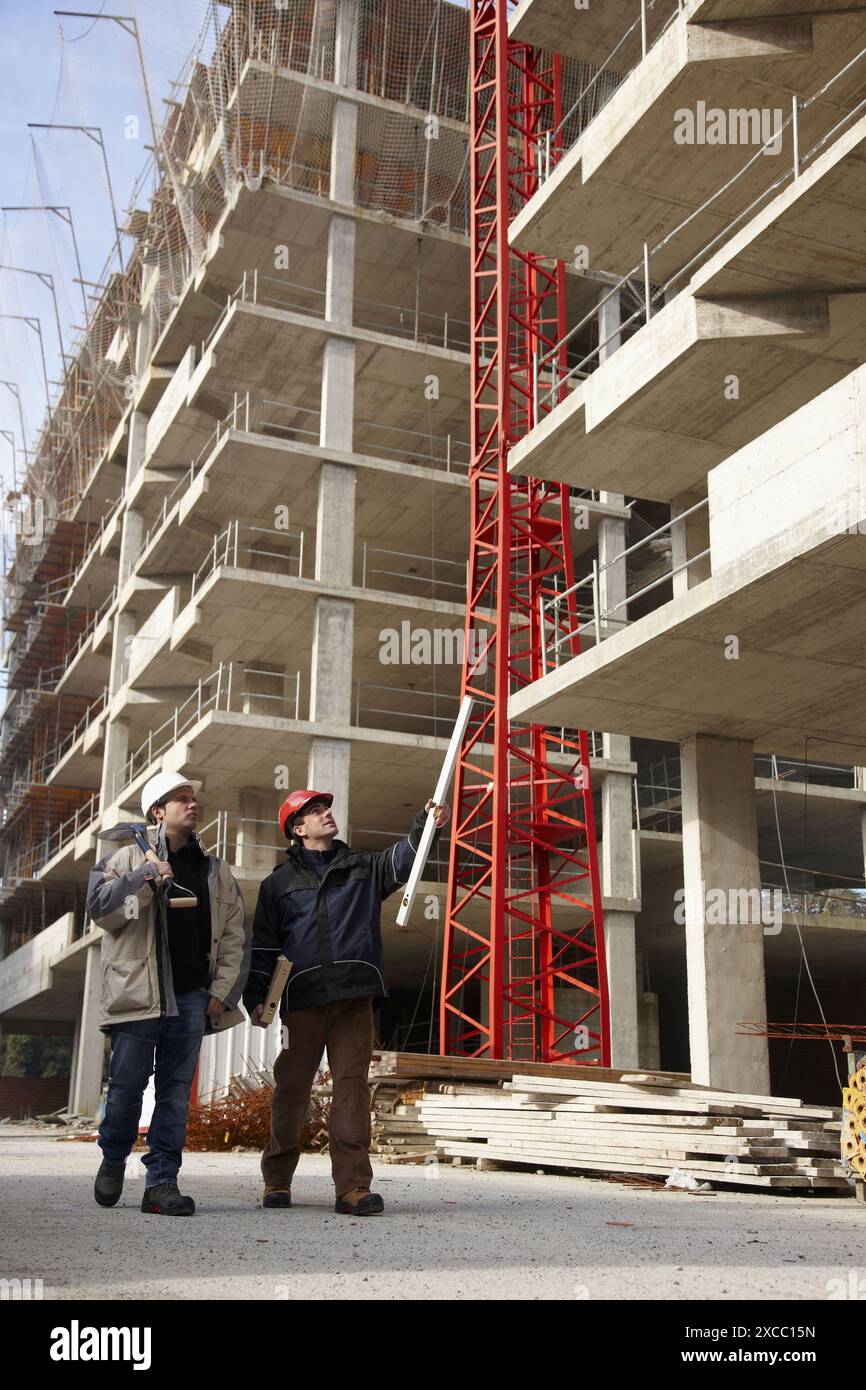 Architect and construction worker, personal protective equipment ...