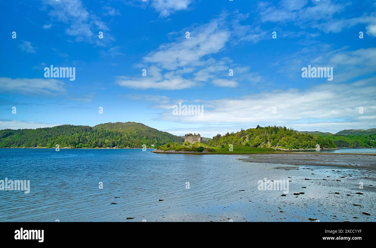 Castle tioram hi-res stock photography and images - Alamy