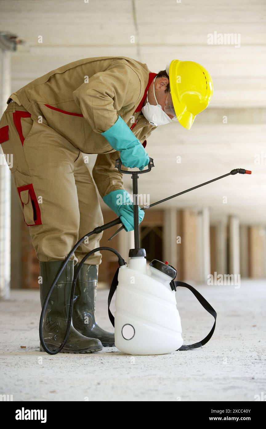 Aplying releasing agent with spray, concrete mould, housing ...