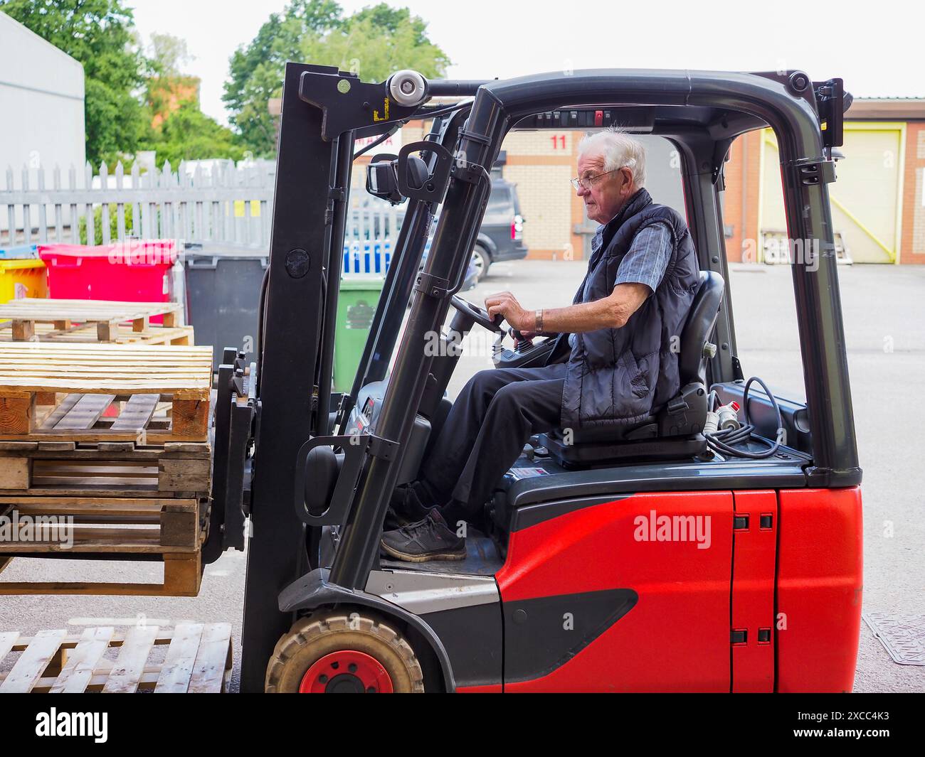 Manual handling hi-res stock photography and images - Alamy