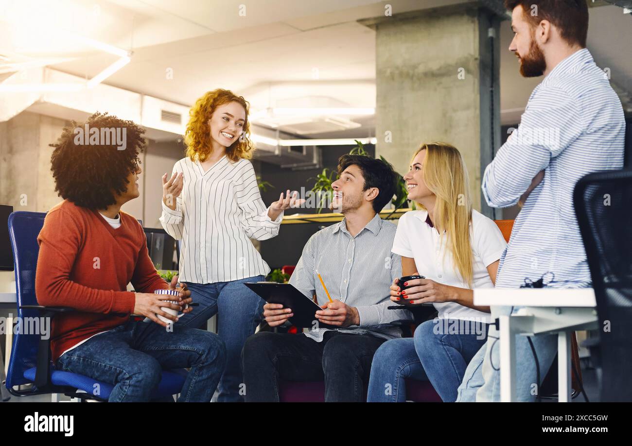 People chatting around a table hi-res stock photography and images - Alamy