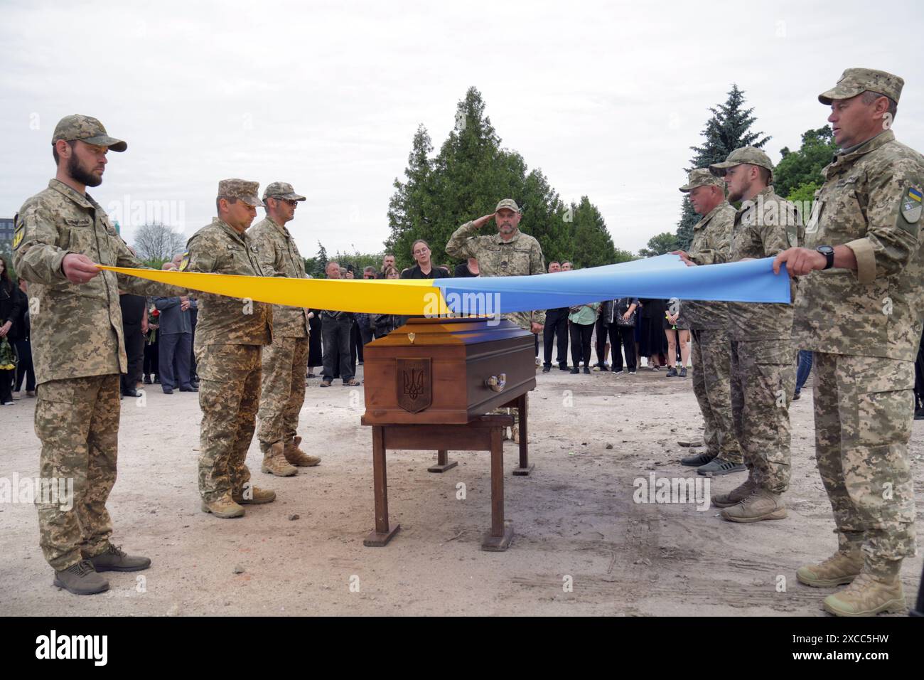 Non Exclusive: TERNOPIL, UKRAINE - JUNE 13, 2024 - Soldiers cover the ...