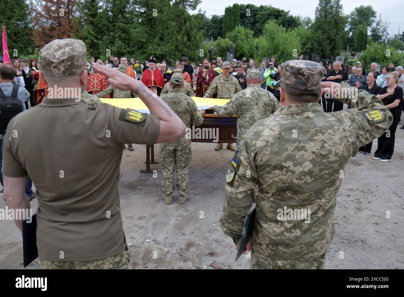 Non Exclusive: TERNOPIL, UKRAINE - JUNE 13, 2024 - Soldiers salute at ...