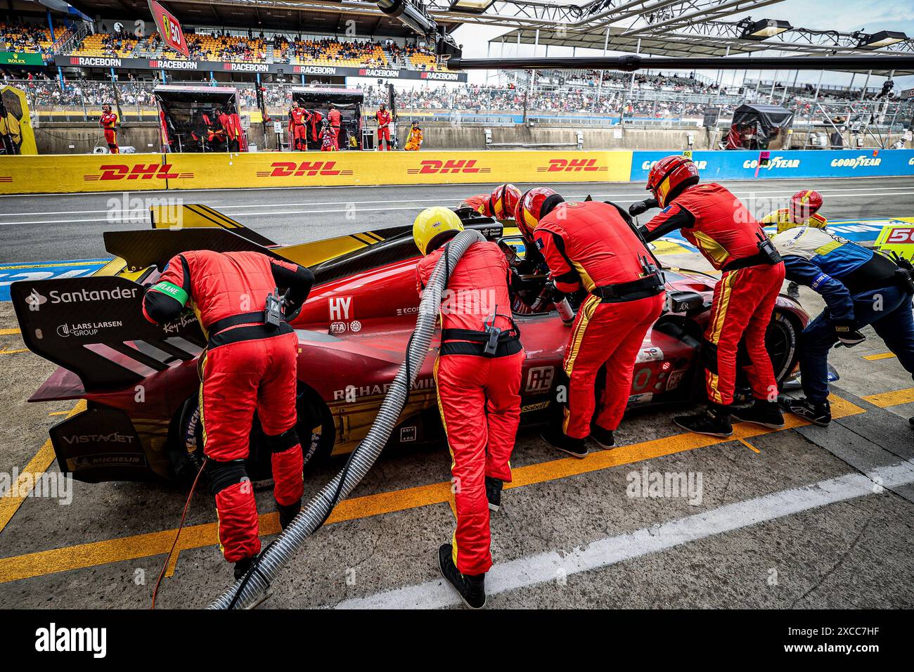 Le Mans, France. 16th June, 2024. pitstop, arrêt aux stands, ravitaillement essence, refueling ...