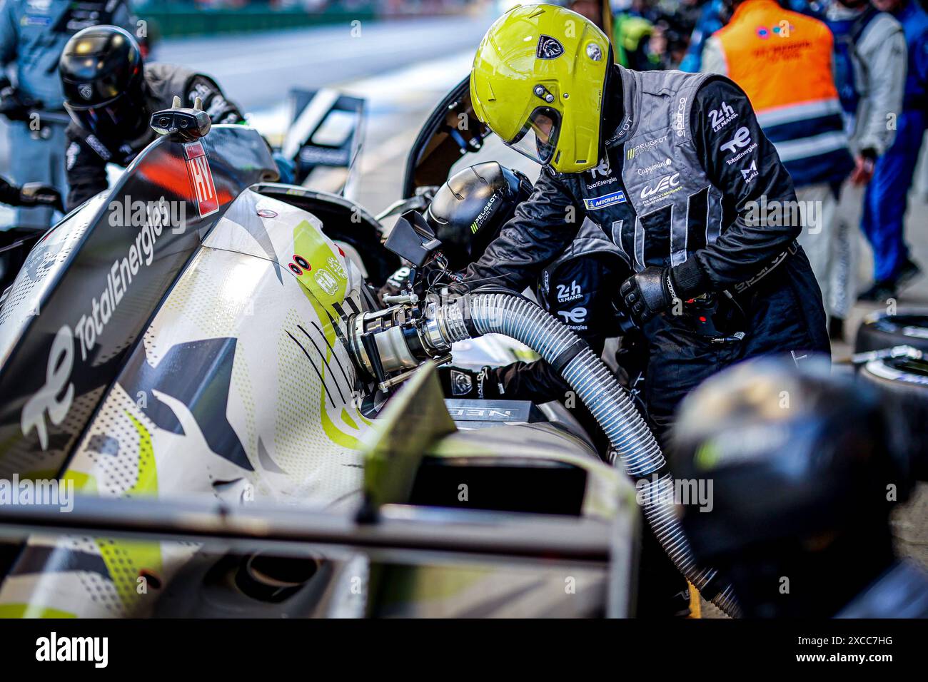 Le Mans, France. 16th June, 2024. pitstop, arrêt aux stands, ravitaillement essence, refueling ...