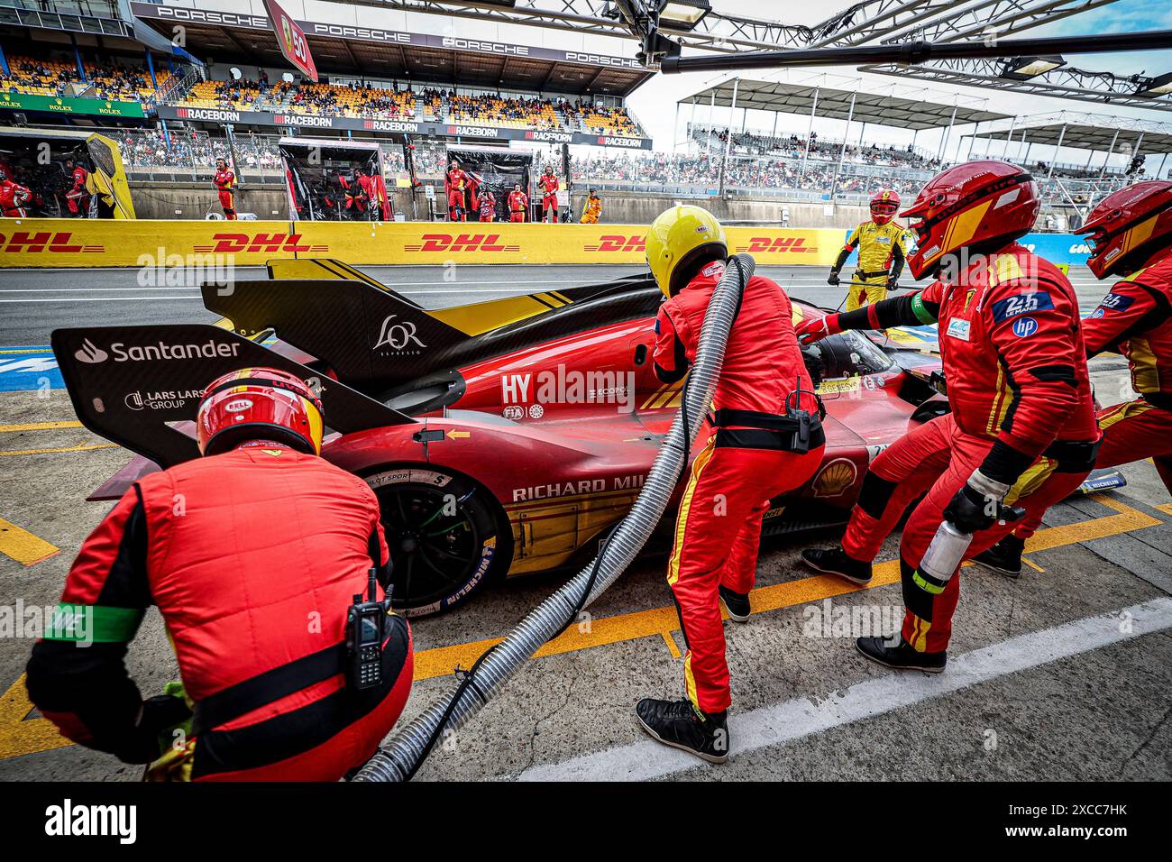 Le Mans, France. 16th June, 2024. pitstop, arrêt aux stands, ravitaillement essence, refueling ...