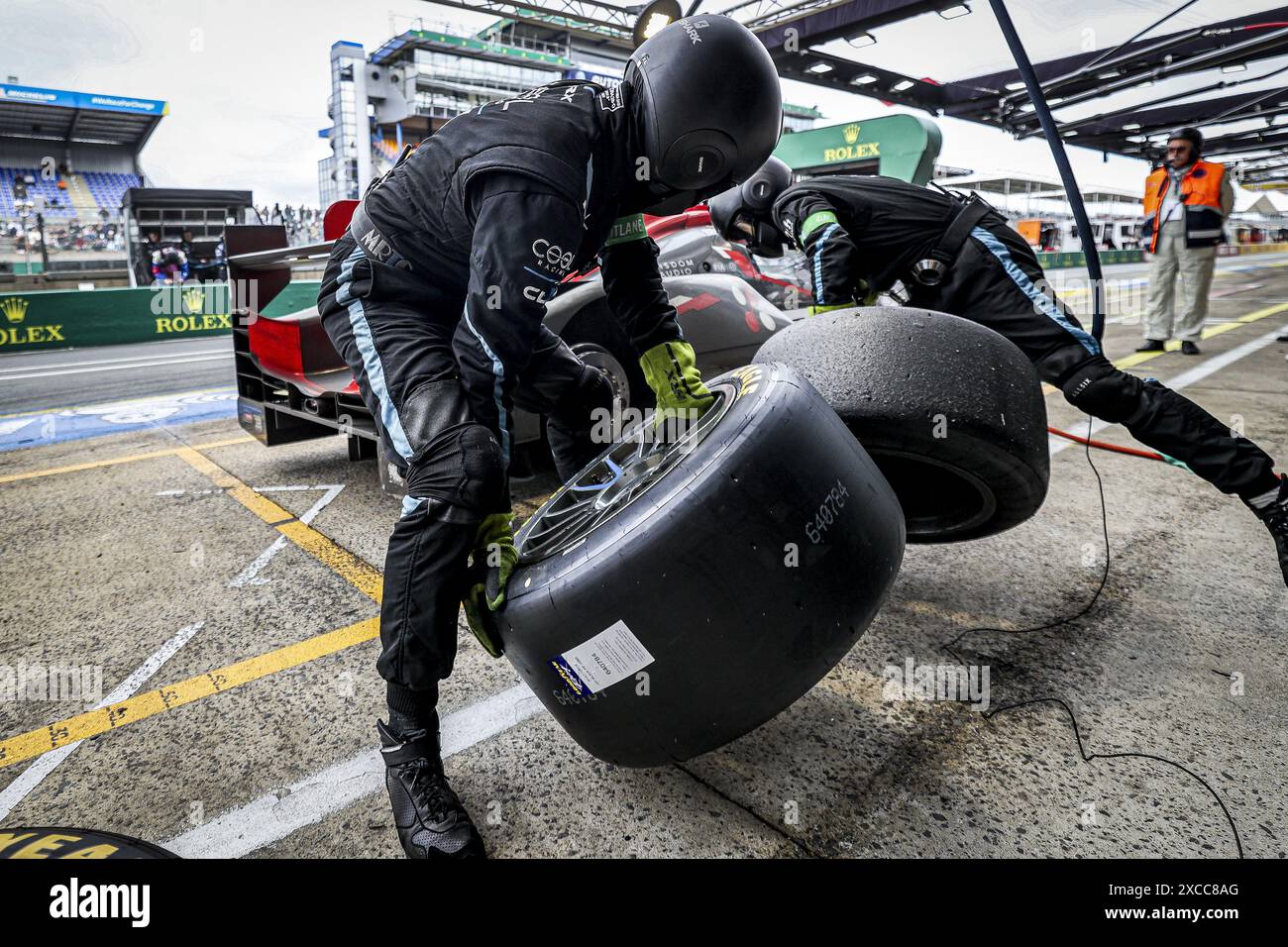 Le Mans, France. 16th June 2024. pitstop, arret aux stands, tyres, pneus, tyre changement de ...