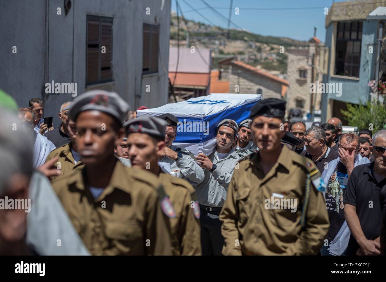Beit Jann, Israel. 16th June, 2024. Israeli soldiers carry the flag ...