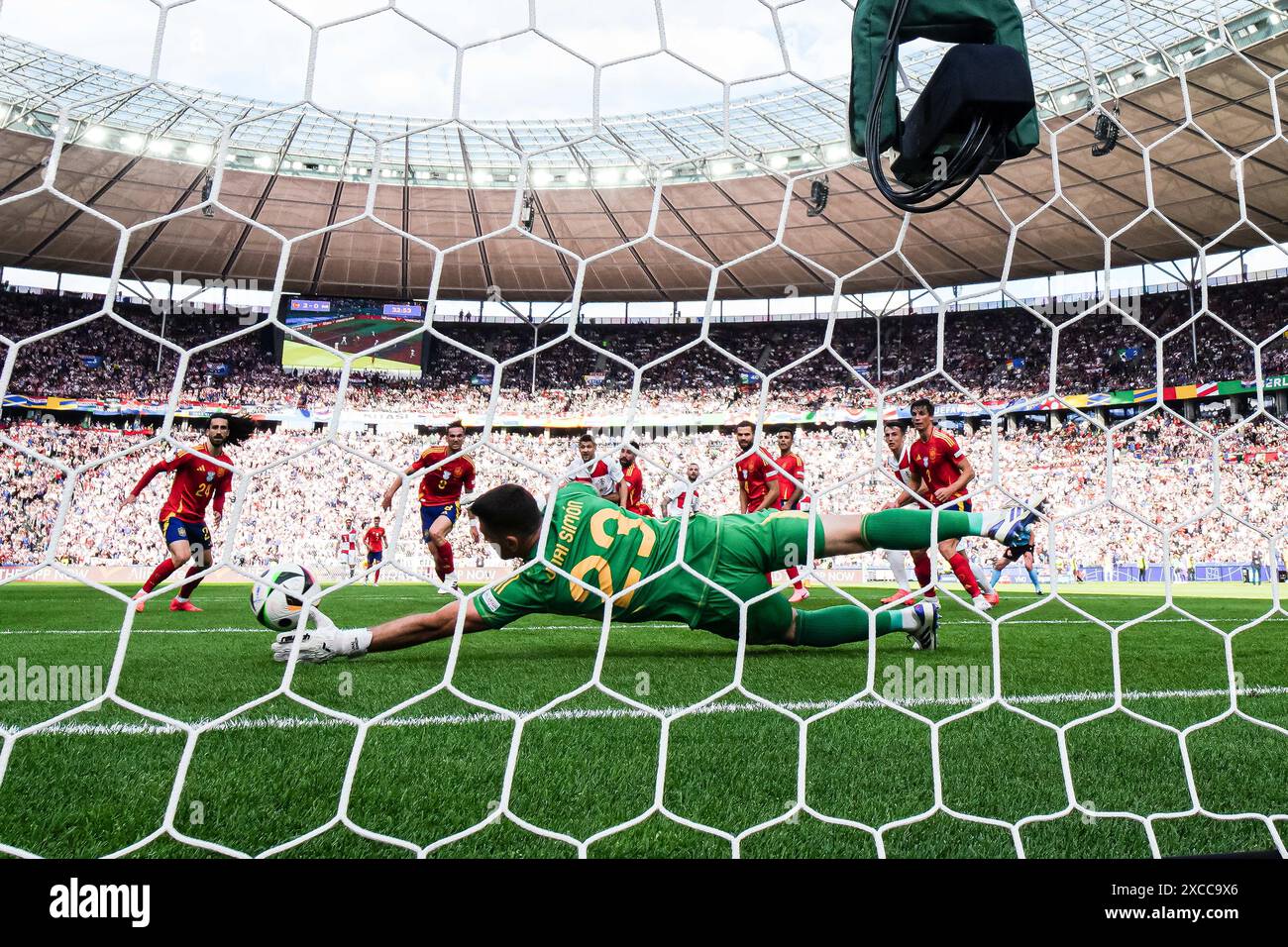 Unai Simon (Spanien, #23) haelt Torschuss/Torchance Andrej Kramaric ...