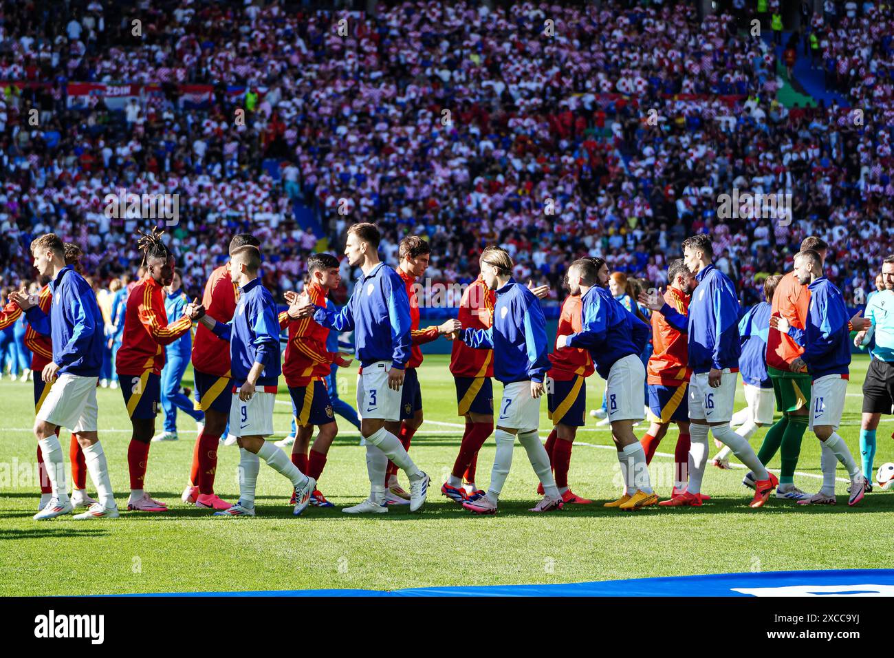 Spieler geben sich die Hand GER, Spanien vs. Kroatien, Fussball ...