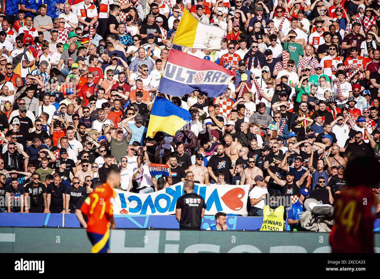 Fans/Ultras Kroatien mit Flaggen von der Ukraine und dem Vatikan GER ...