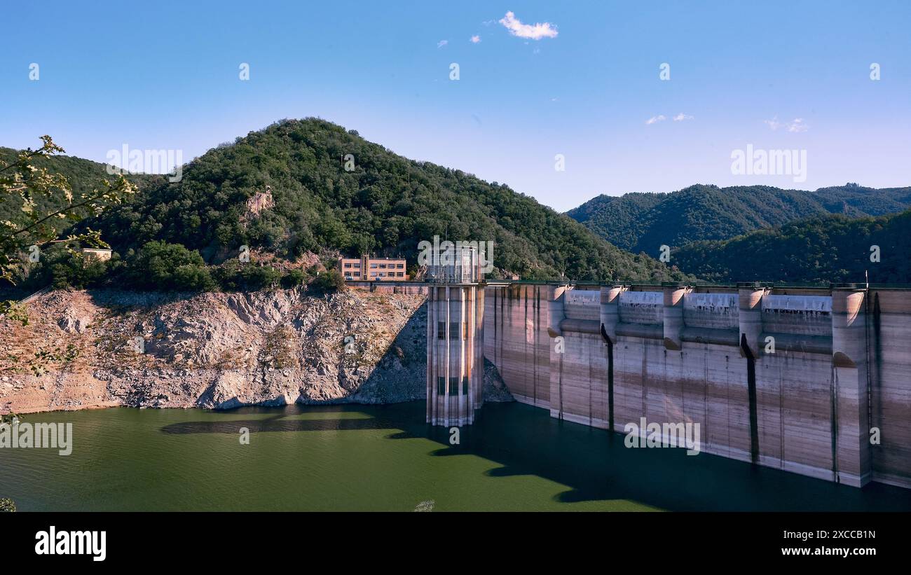 Sau reservoir dam. Water conservation in relation to drought caused by ...