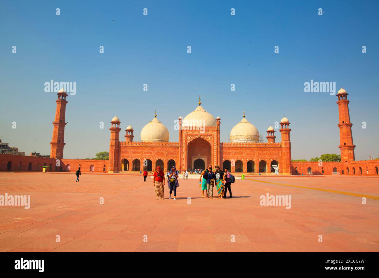 Famous Badshahi mosque, tourists and local people in Lahore, Punjab ...