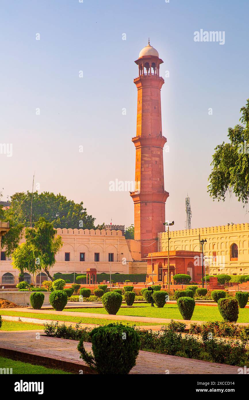 Badshahi mosque minaret in Lahore, Punjab, Pakistan Stock Photo - Alamy