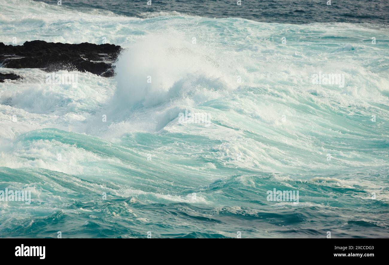 Powerful foamy ocean waves flood hi-res stock photography and images ...