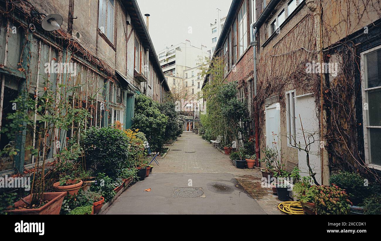 Parisian atmosphere hi-res stock photography and images - Alamy