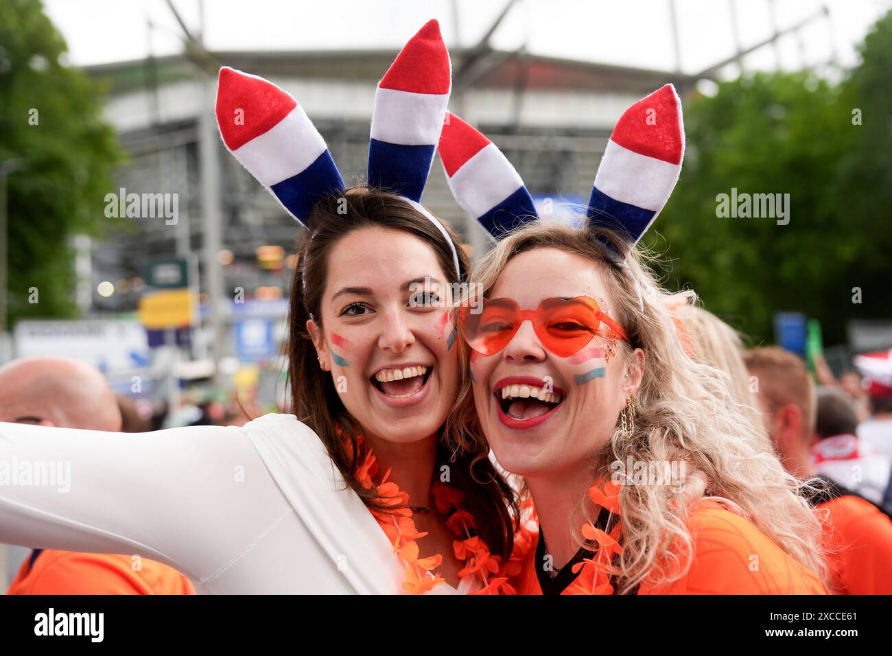 Dutch soccer fans cheer netherlands hi-res stock photography and images ...